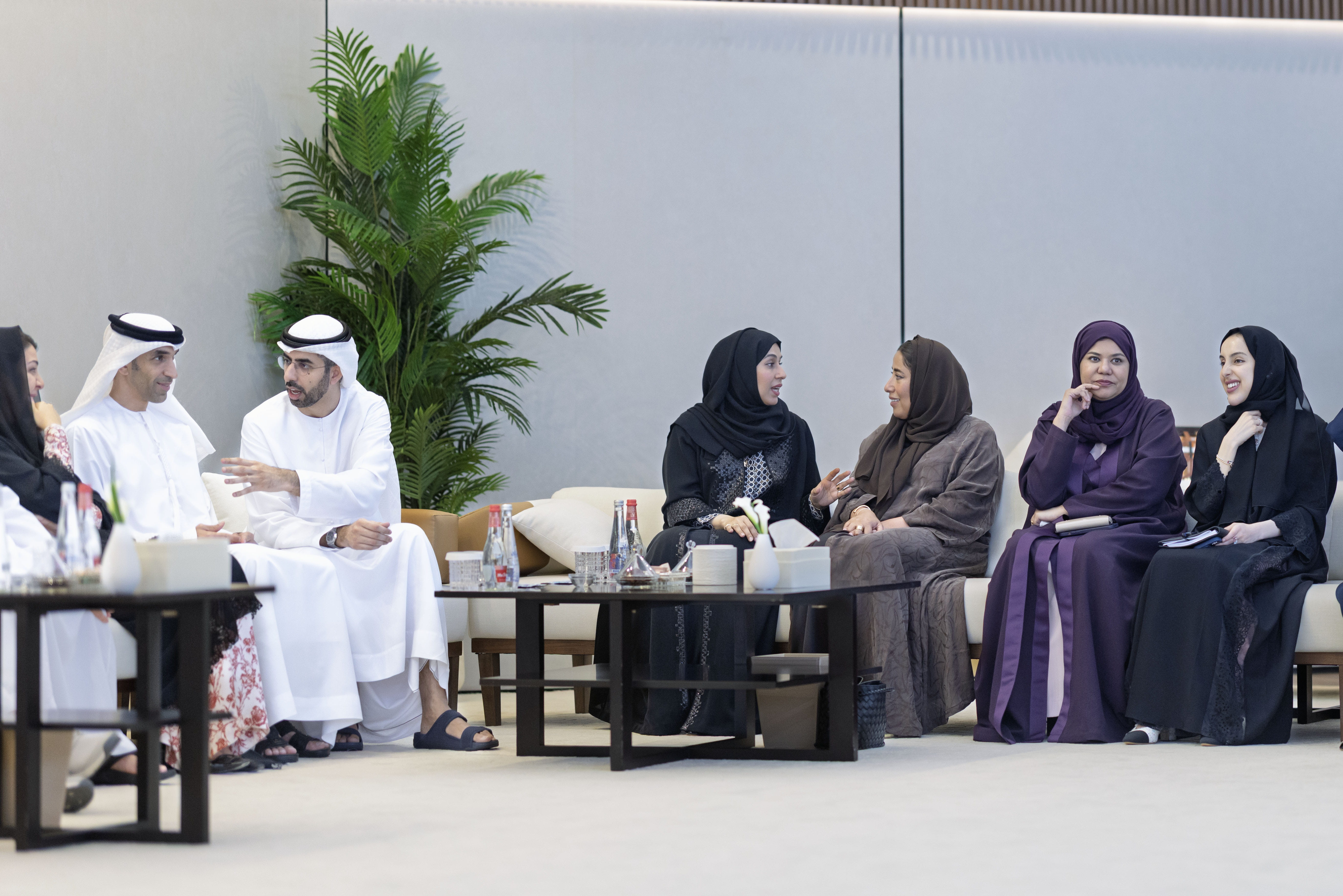 Hamdan bin Mohammed meets with local dignitaries and senior officials ...